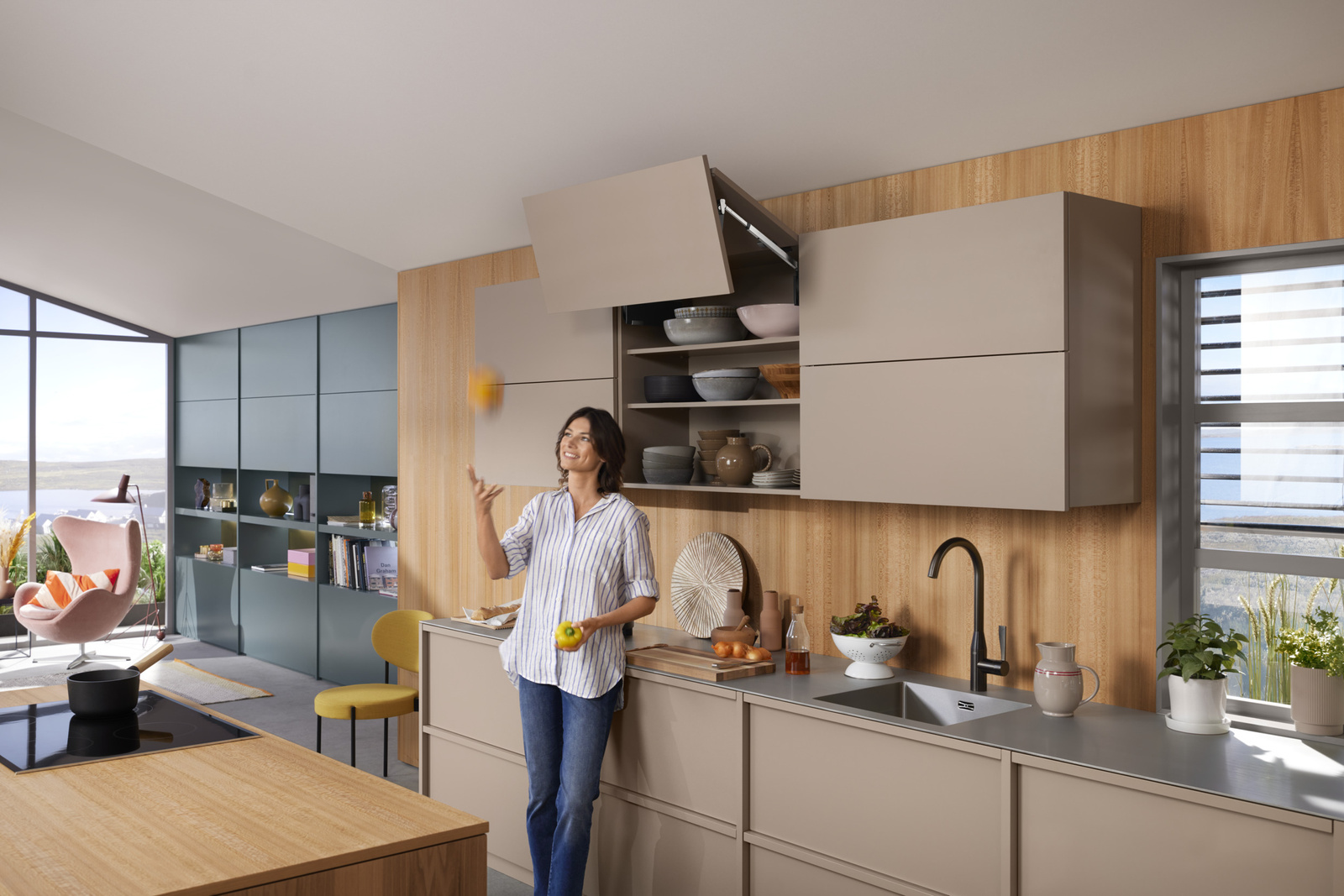 AVENTOS HF top – profesjonalny system podnośników do wysokich szafek